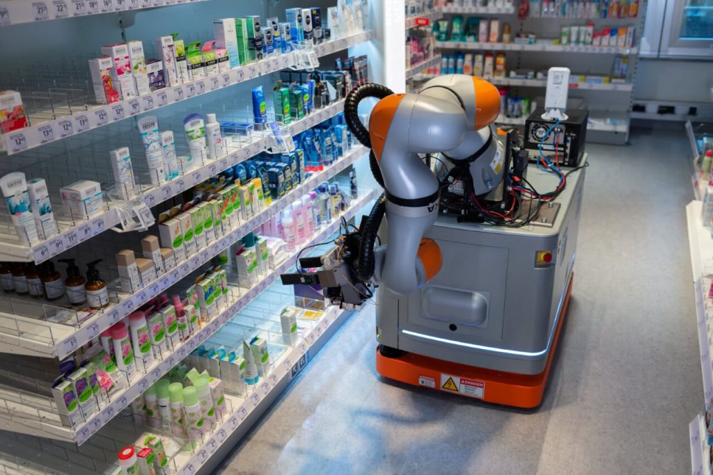 » Kuka KMR-IIWA robot scanning retail shelves
